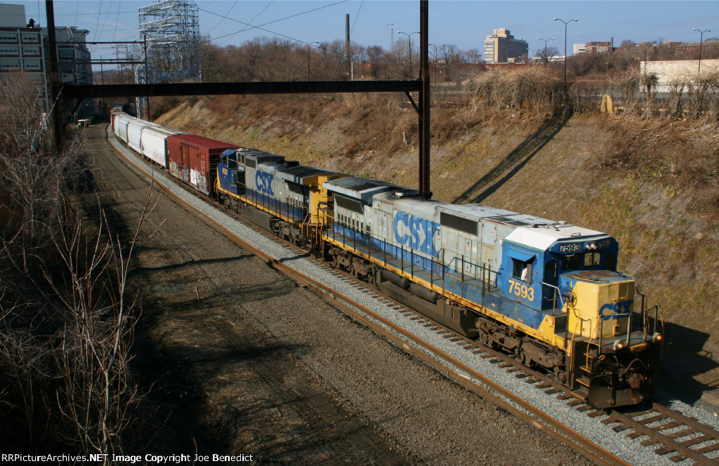CSX 7593 on Q300-27